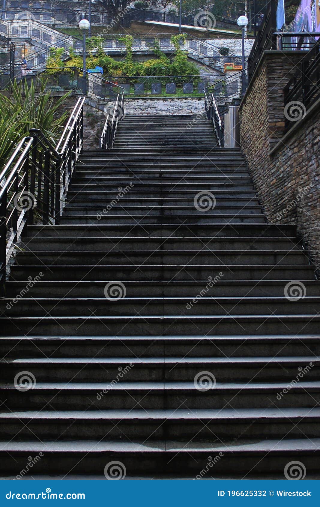 Scatto Verticale Di Scale Lunghe Con Due Lampade Fotografia Stock ...