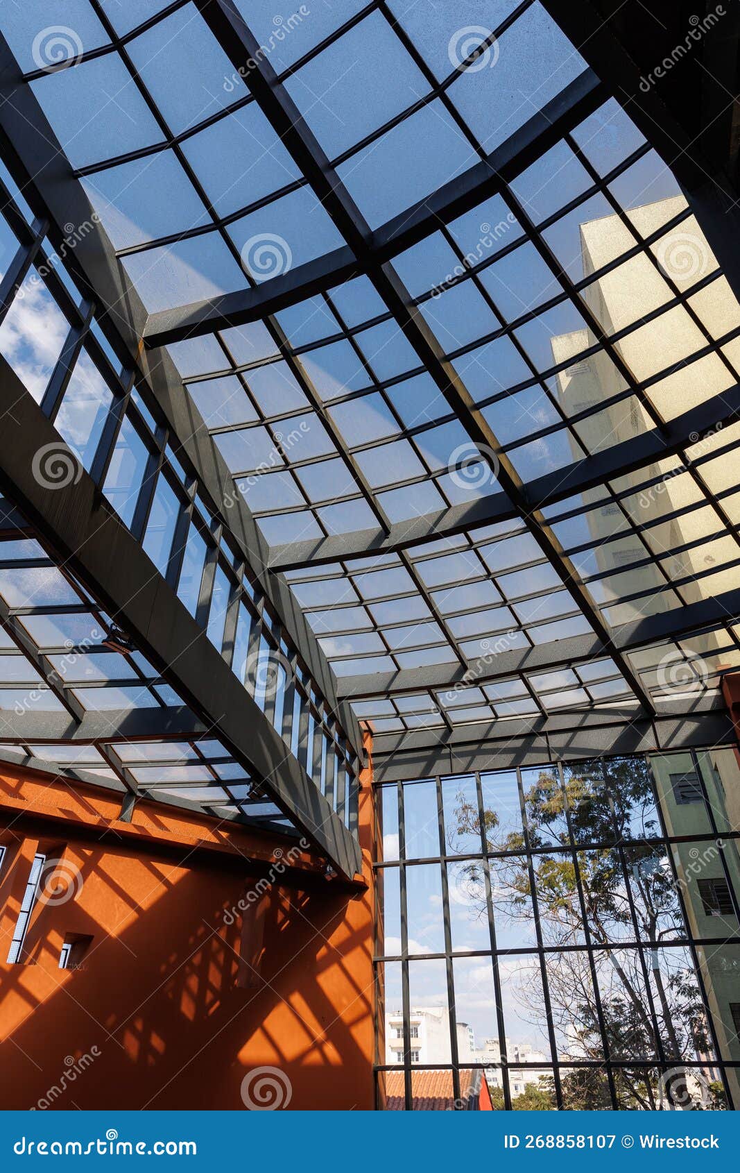 Scatto Verticale Di Un Interno Di Un Moderno Edificio Con Costruzioni ...