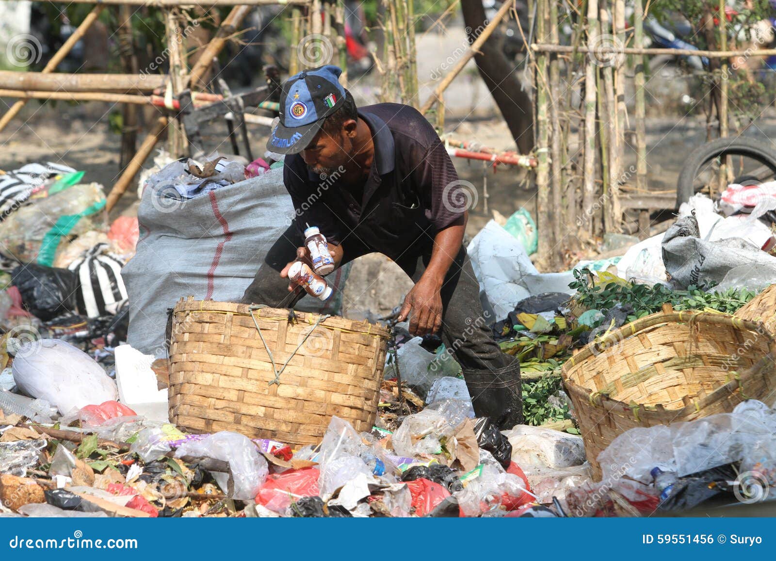 Scavengers editorial photo. Image of solo, trash, garbage - 59551456
