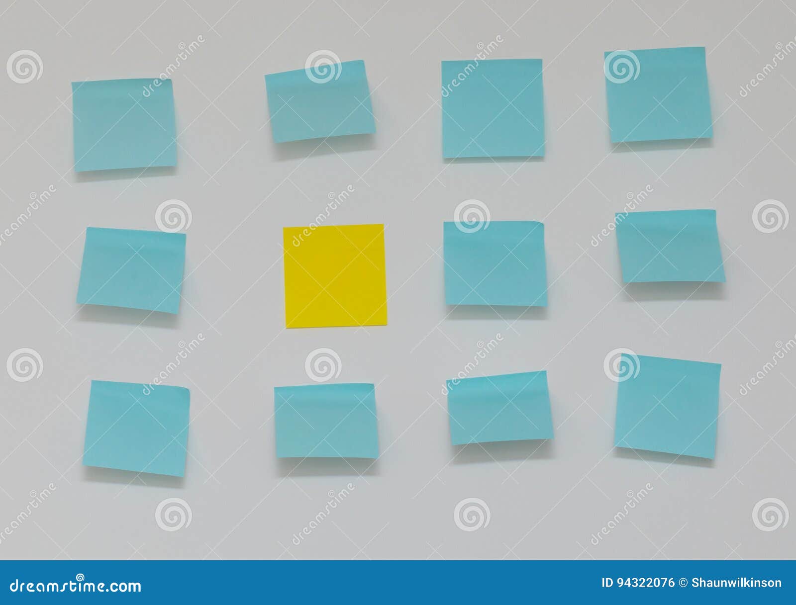 Scelga Il Post-it Giallo in Mare Delle Note Di Post-it Blu Fotografia ...