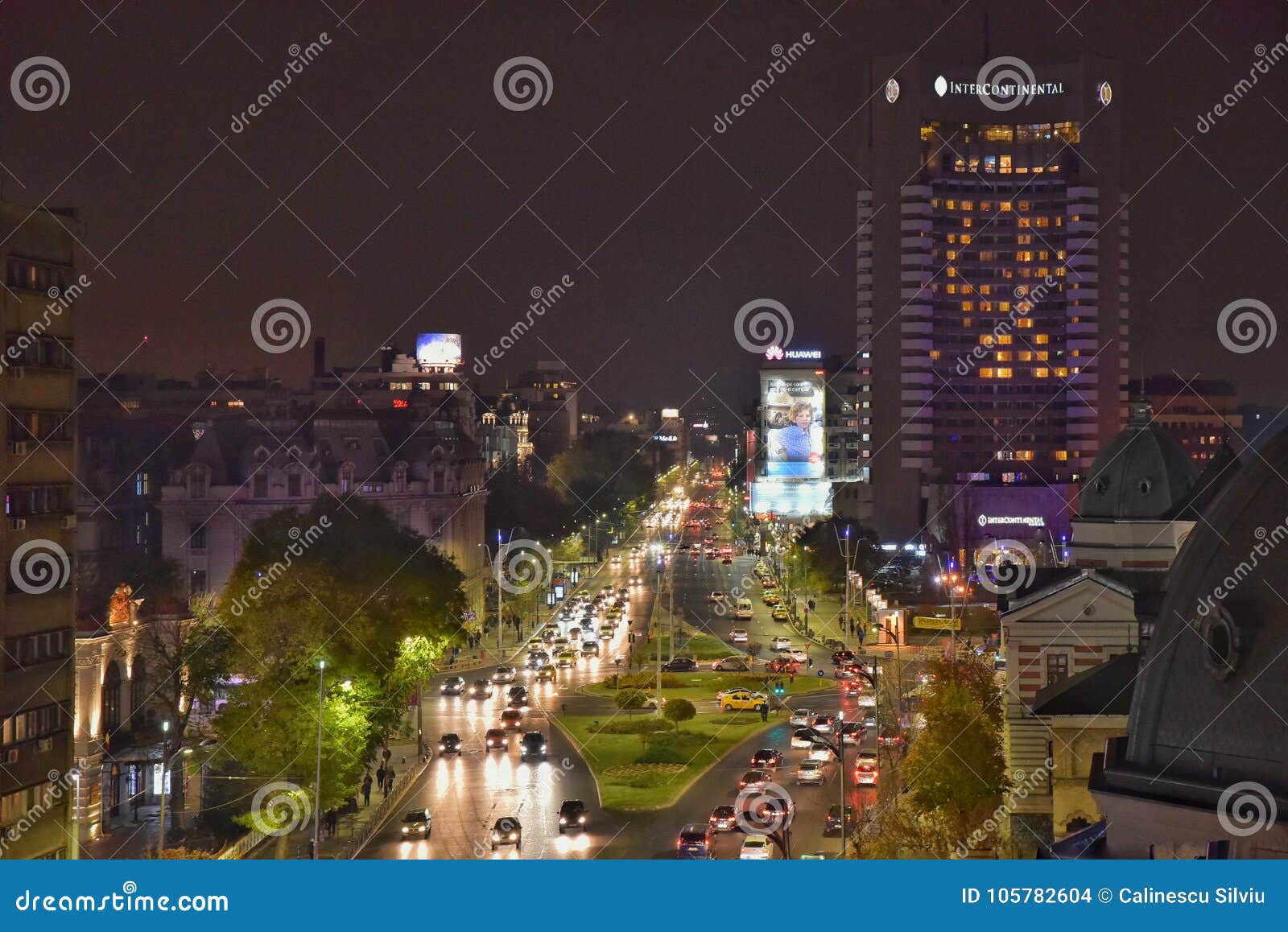 Scena Di Notte Di Bucarest Con Il Boulevard Di Magheru Immagine Stock ...