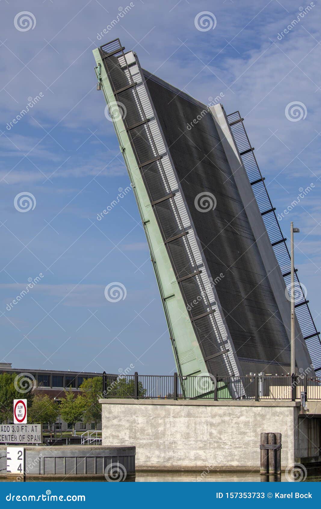 Manitowoc,WI,USA August 31, 2019 : Lifting Drawbridge Over Manitowoc ...