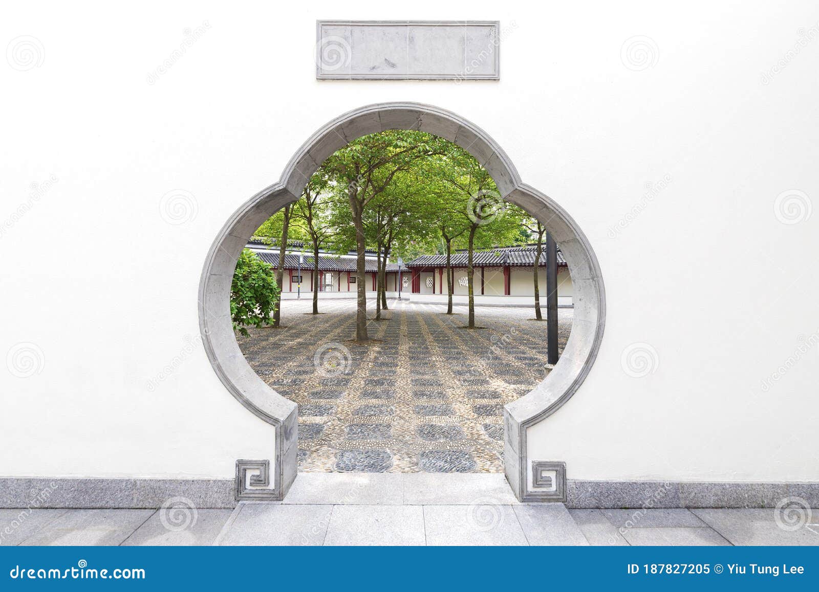 Chinese Garden with Round Gate Hole Stock Image - Image of peace, china ...