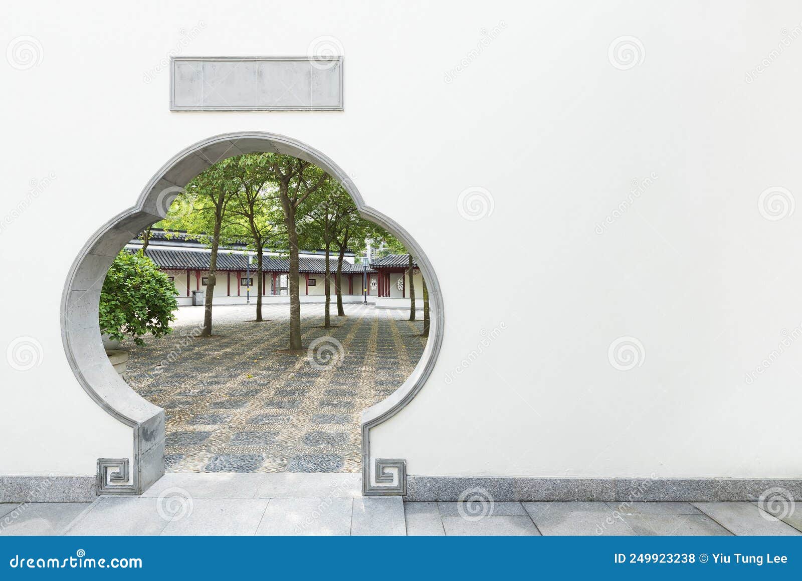 Chinese Garden with Round Gate Hole Stock Photo - Image of garden, east ...