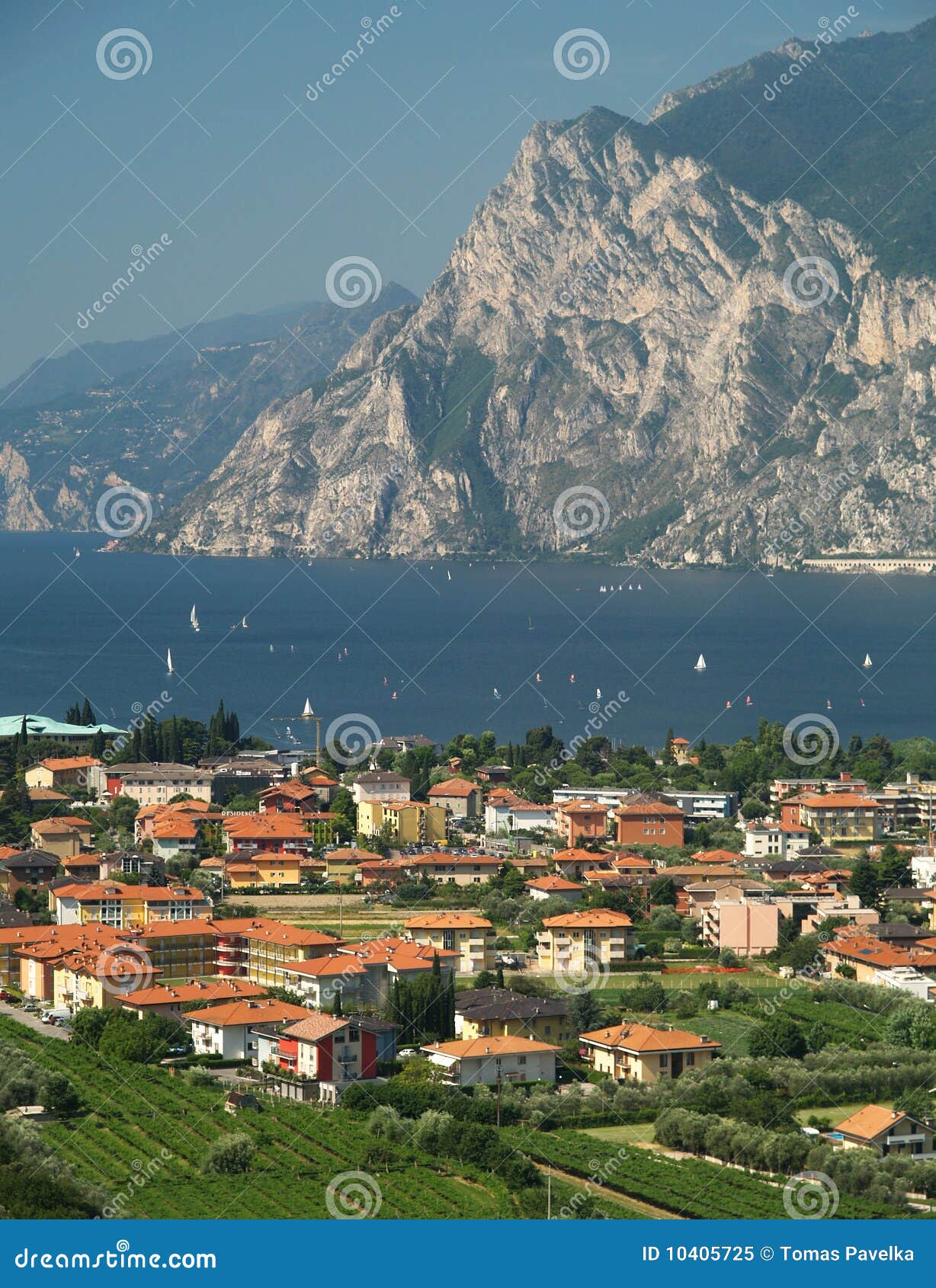 Scenery of Lake Garda, Italy Stock Image - Image of tree, water: 10405725