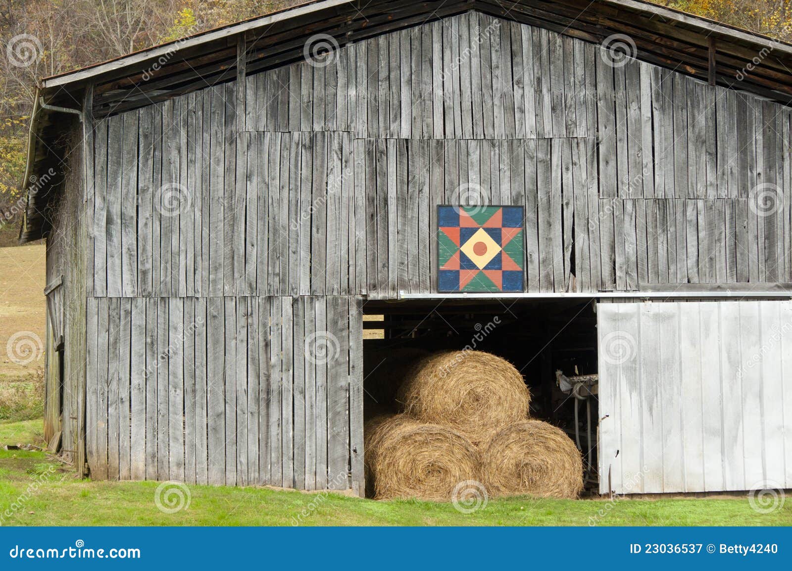 Scenic Barn with Hay Bales and Quilt Design. Stock Image - Image of ...