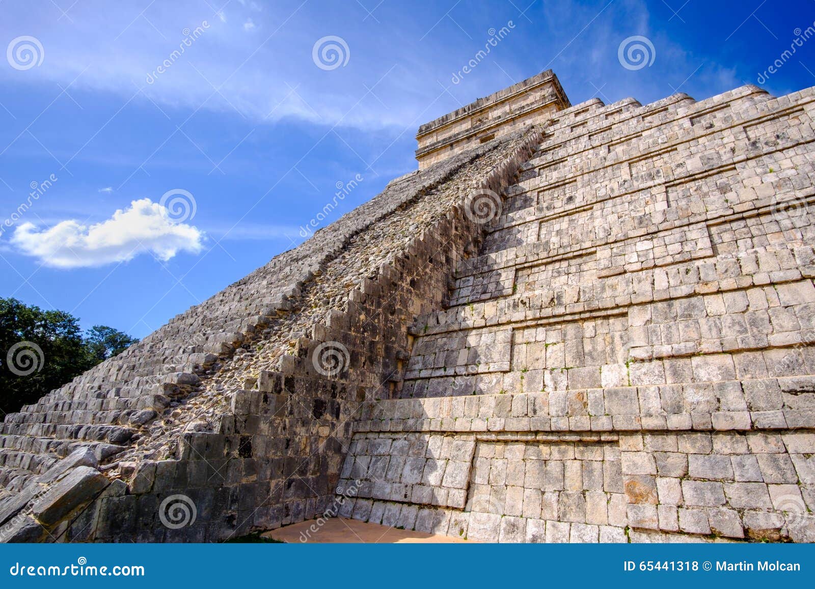 Scenic View of Mayan Pyramid El Castillo in Chichen Itza Stock Photo ...
