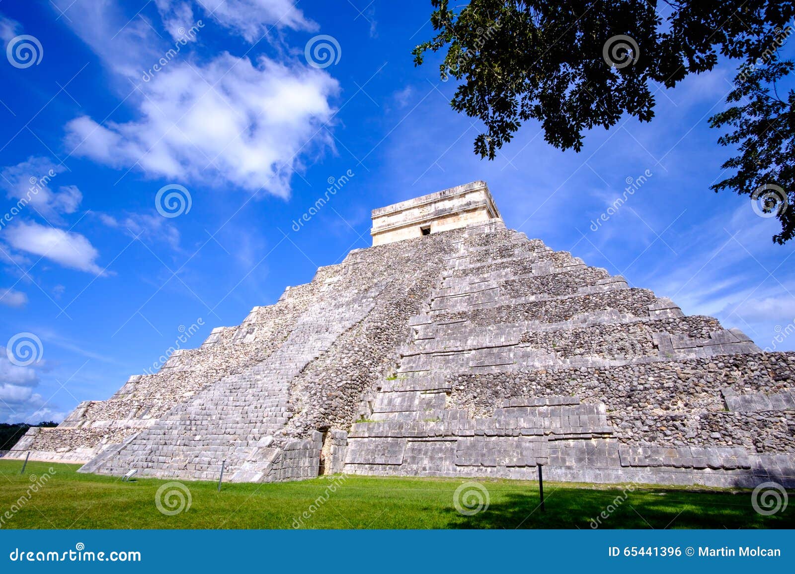 Scenic View of Mayan Pyramid El Castillo in Chichen Itza Stock Photo ...