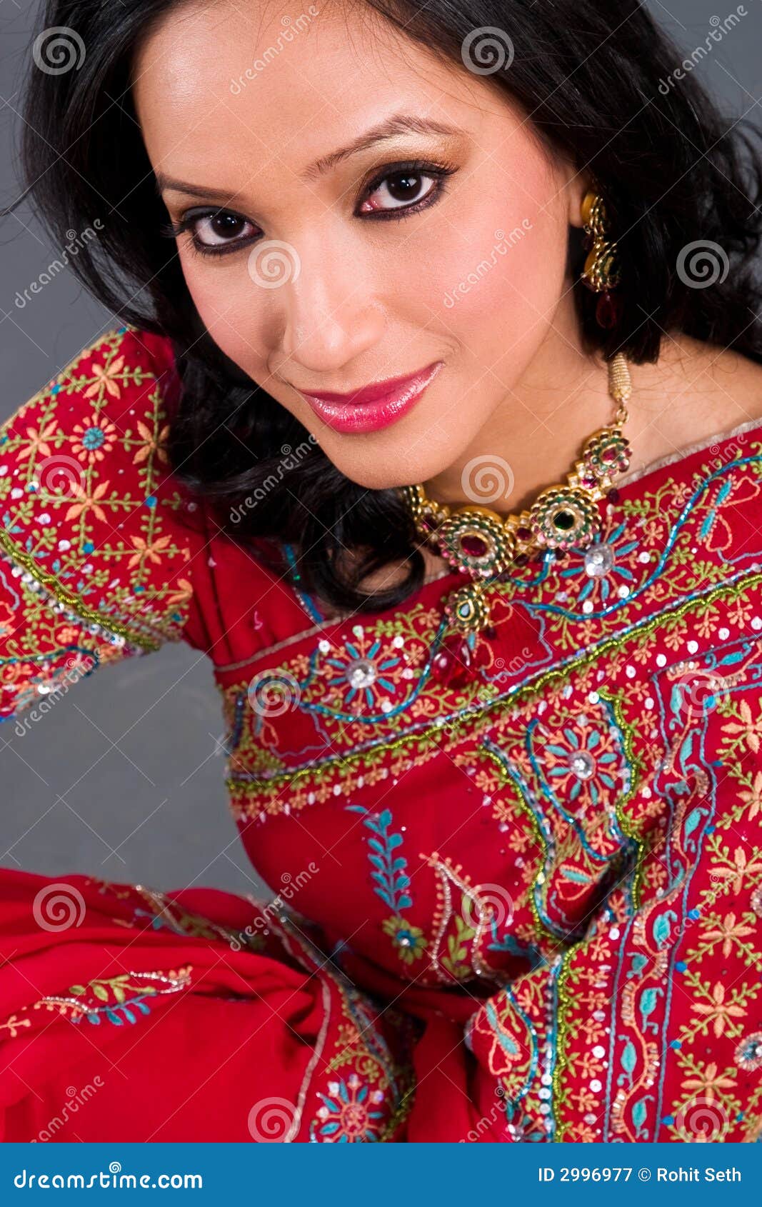 Schöne Frau in einer Sari stockbild. Bild von fertigkeit - 2996977