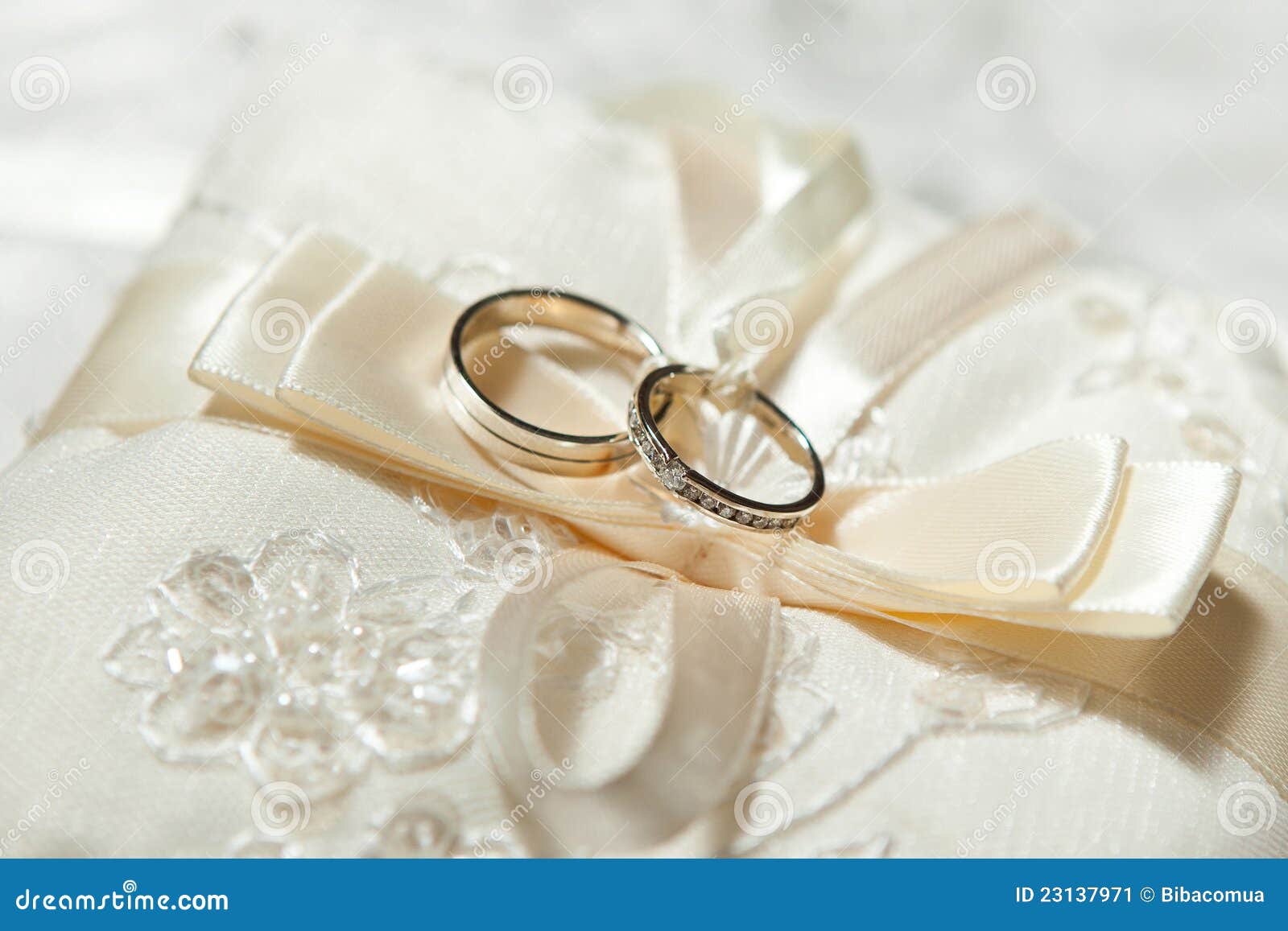 Schöne Hochzeitsringe stockbild. Bild von zwei, heiraten - 23137971