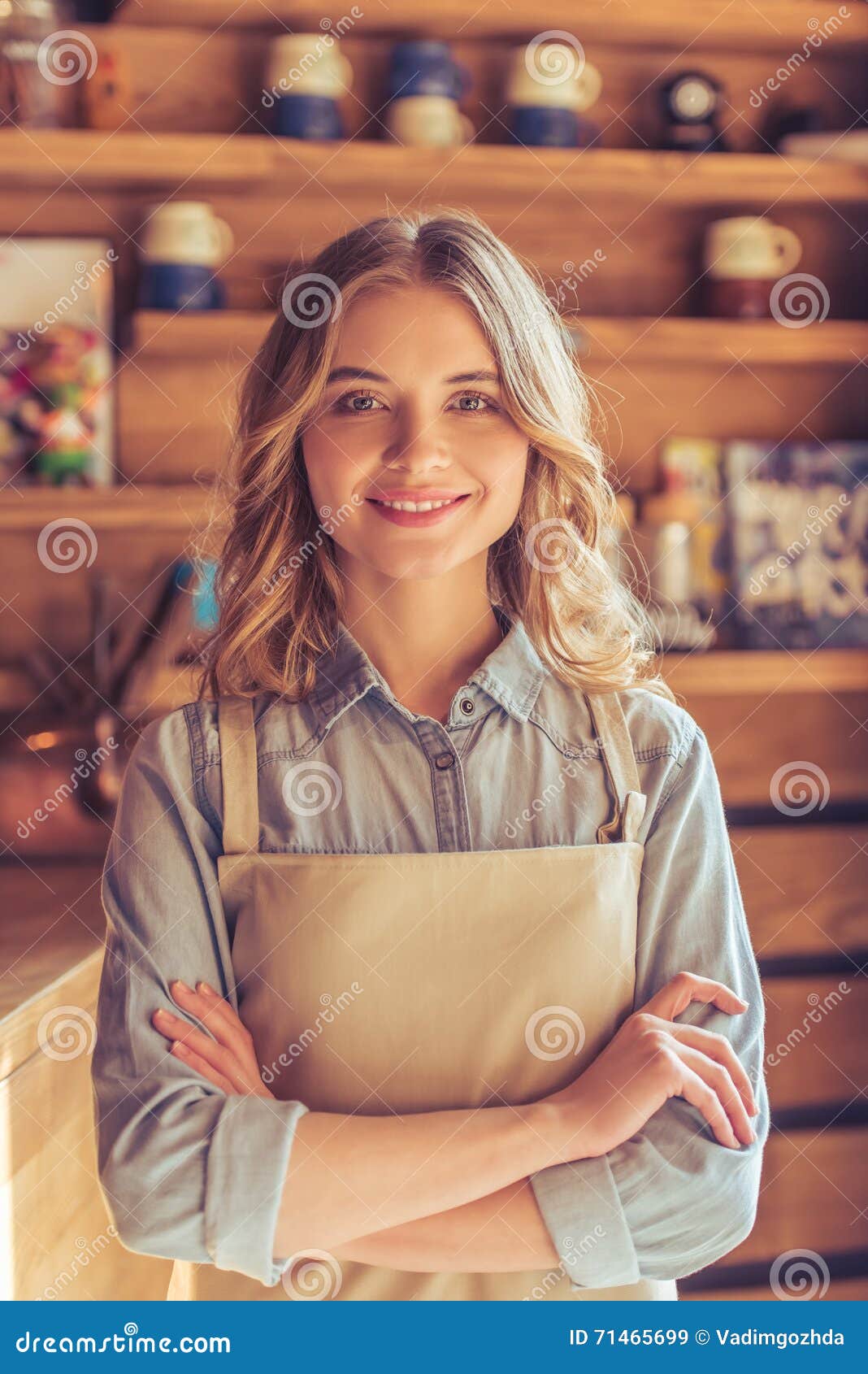 Schöne junge Kellnerin stockbild. Bild von becher, stab - 71465699