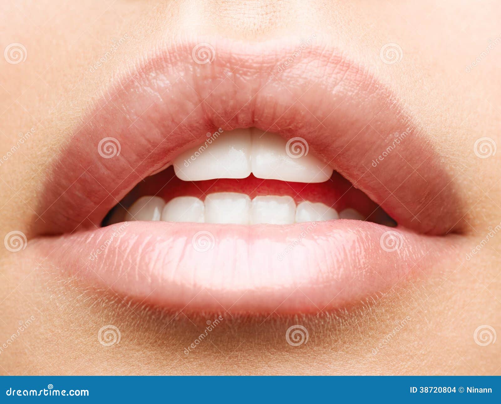 Schöne natürliche Lippen stockfoto. Bild von glänzend - 38720804