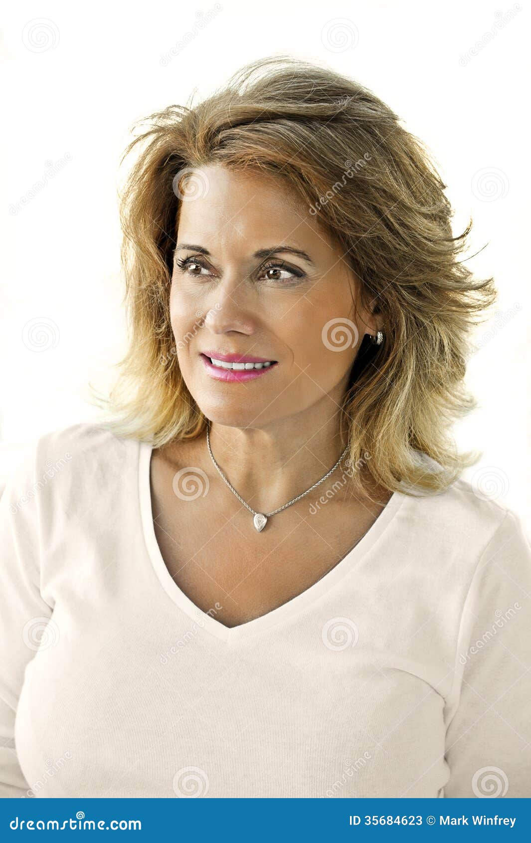 Schöne reife Frau stockbild. Bild von draussen, reizend - 35684623