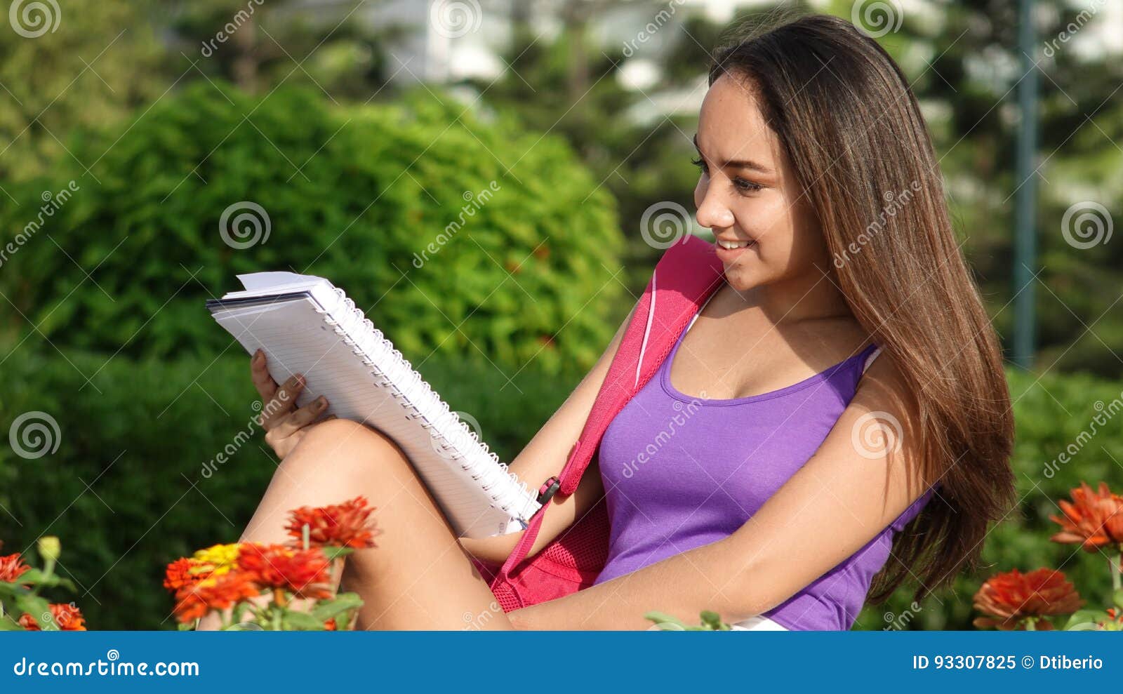 Schöne Studentin stockbild. Bild von frau, schönheit - 93307825