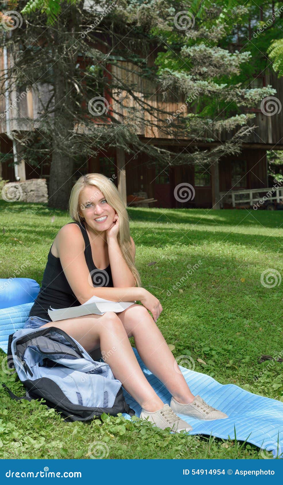 Schöne Studentin Studiert Draußen Stockfoto - Bild von buch, schule ...