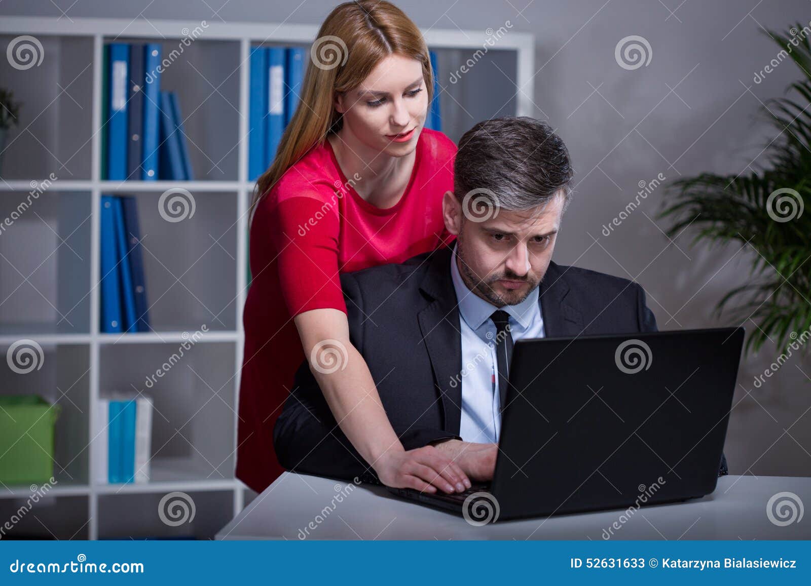 Schöner Chef Und Angestellter Stockbild - Bild von stattlich, männer ...