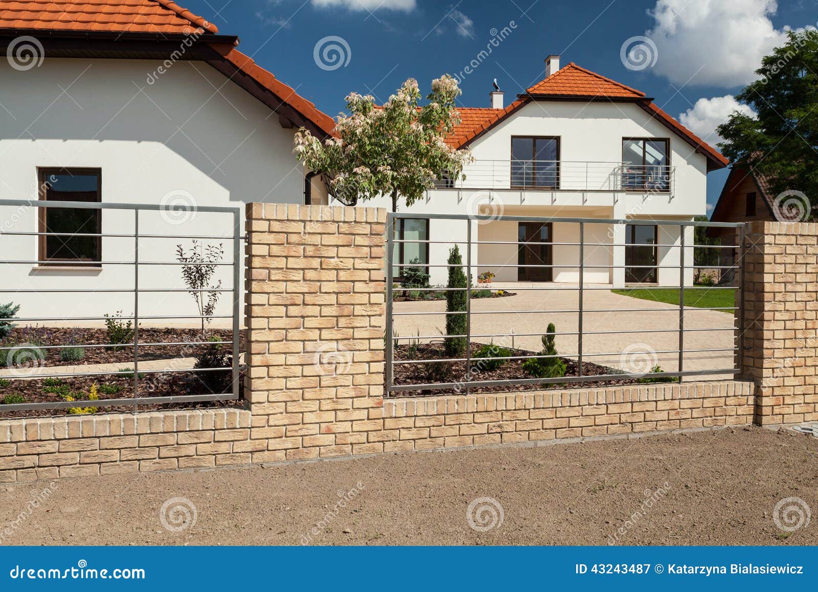 Schönes Haus Mit Modernem Zaun Stockbild - Bild von luxuriös, bequem ...