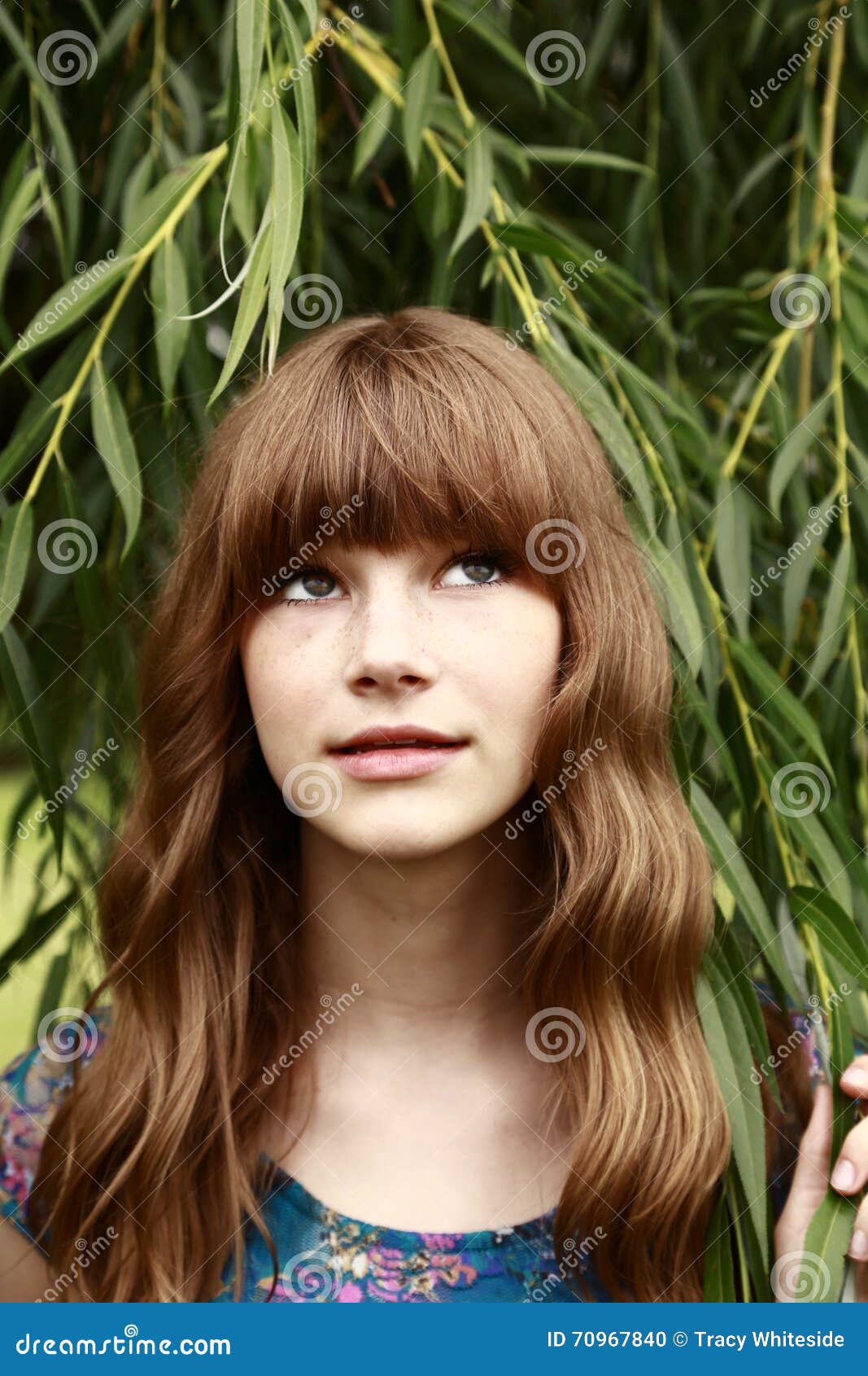 Schönes Jugendlich Mädchen, Das Oben Schaut Stockfoto - Bild von ...