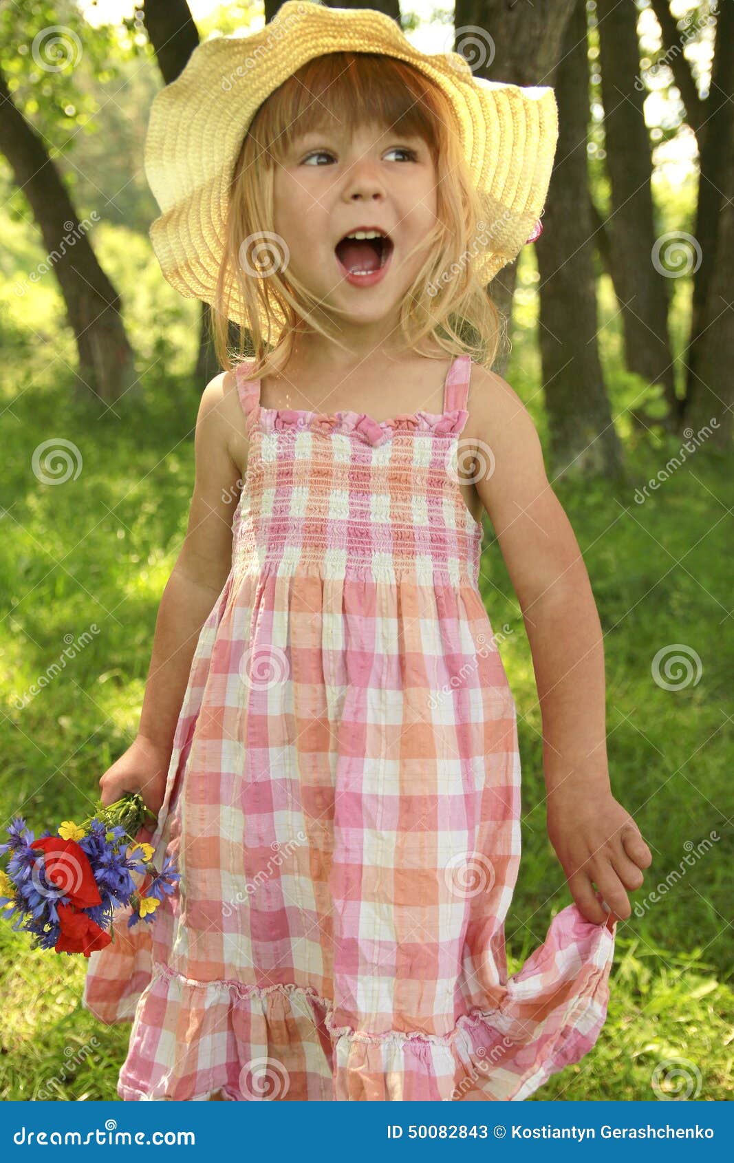 Schönes Kleines Mädchen in Einem Hut Stockbild - Bild von monate, wald ...