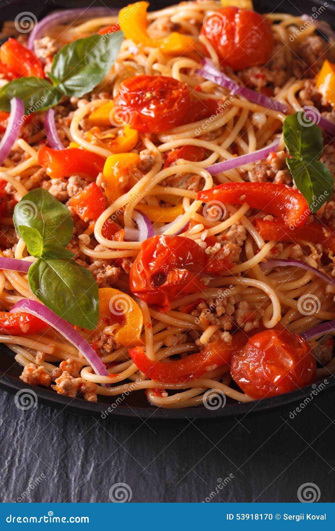 Schönes Lebensmittel: Teigwaren Mit Hackfleisch Und Gemüse Stockfoto ...