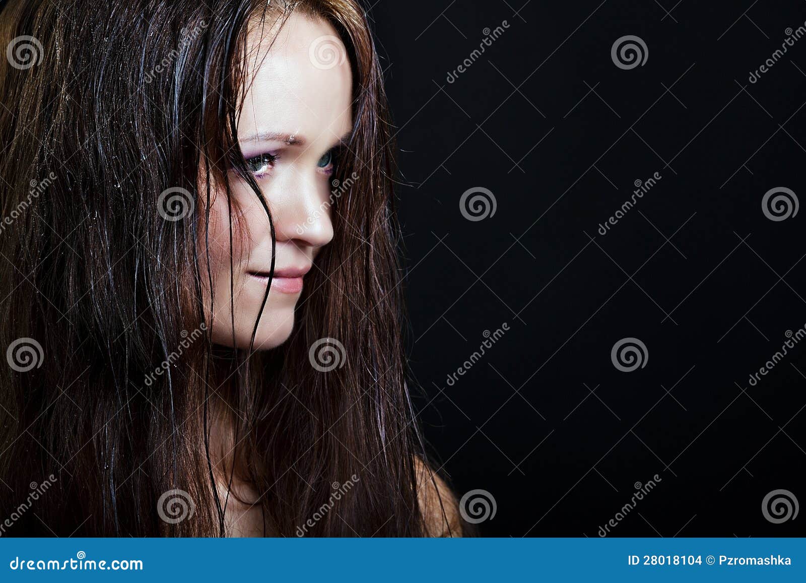 Schönes Mädchen Mit Dem Langen Nassen Haar Stockfoto - Bild von schön ...