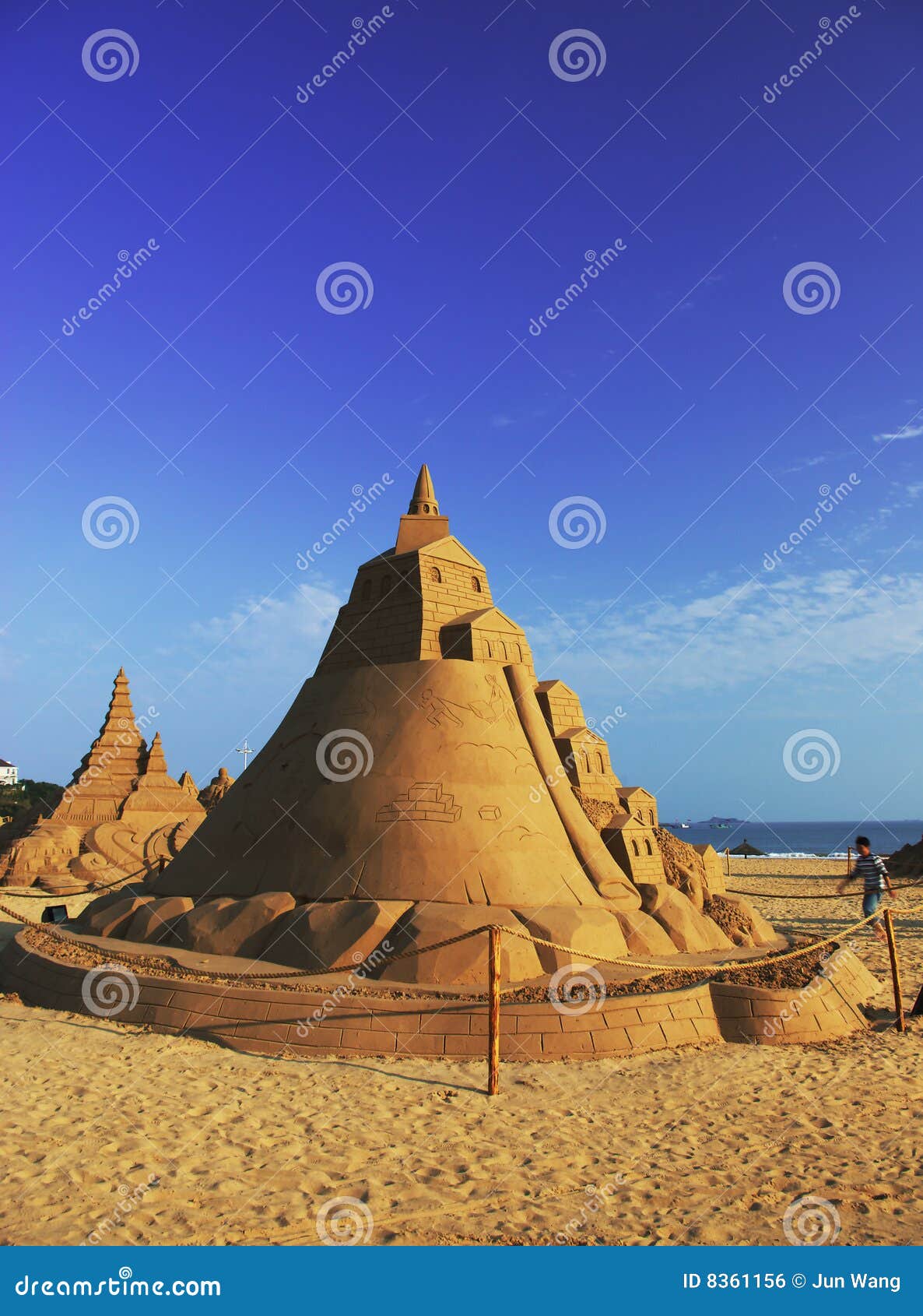 Schönes Sand-Schloss stockfoto. Bild von küste, blau, struktur - 8361156