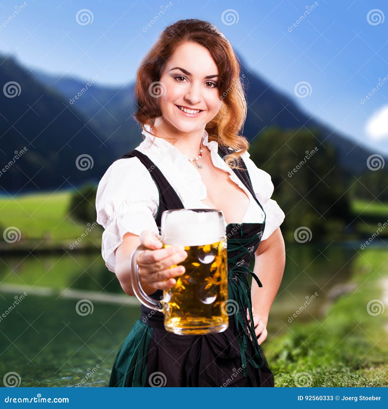 Schönheit in Einem Traditionellen Bayerischen Dirndl Mit Einem Bier ...