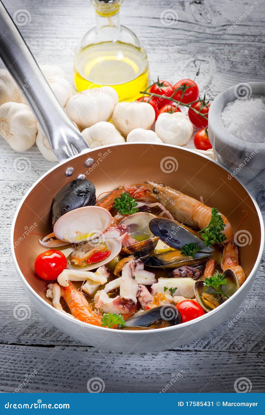 Schaaldier over braadpan stock afbeelding. Image of vissen - 17585431