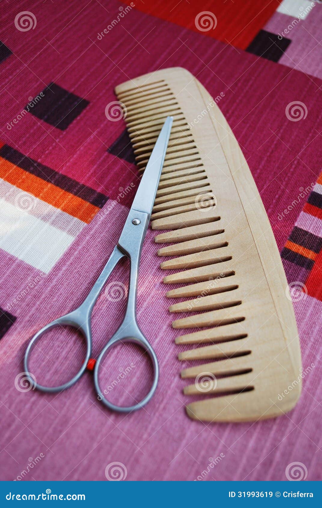 Schaar en kam stock afbeelding. Image of achtergrond - 31993619