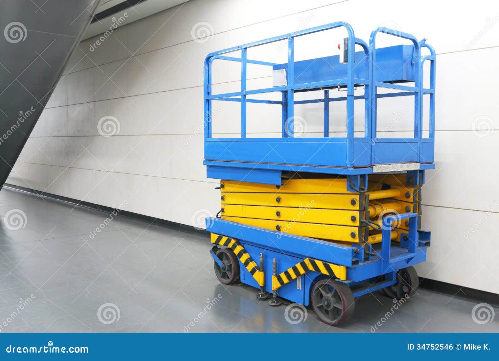 Schaarlift stock foto. Image of lucht, binnen, motor - 34752546