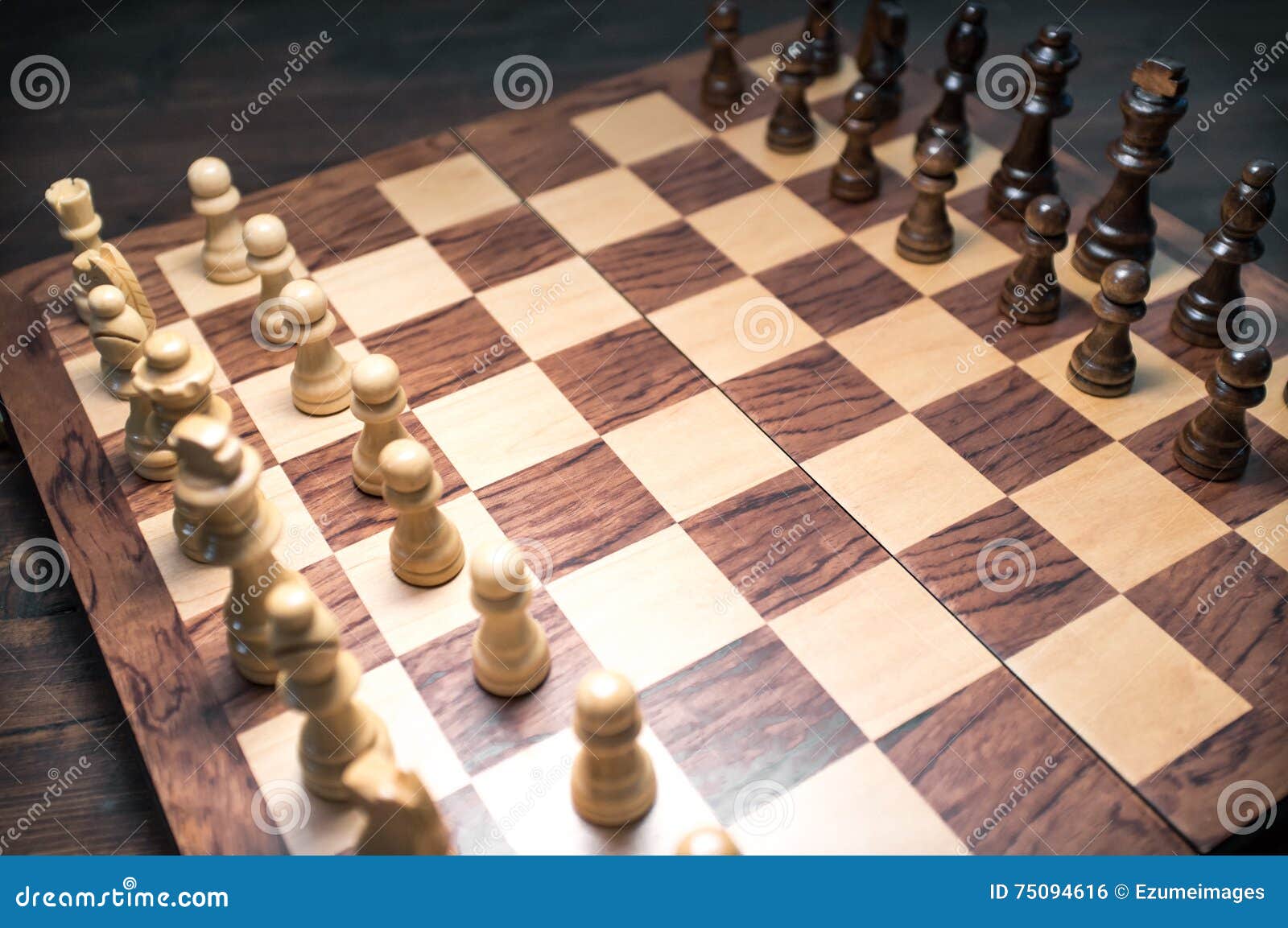 Schach-Einrichtungs-Anfang stockfoto. Bild von deutsch - 75094616