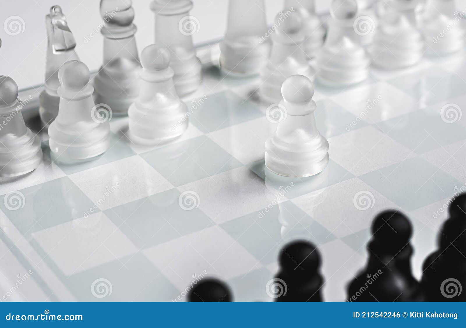 Schaken Figuurtjes Symbool Voor Concurrentie Stock Foto - Image of ...