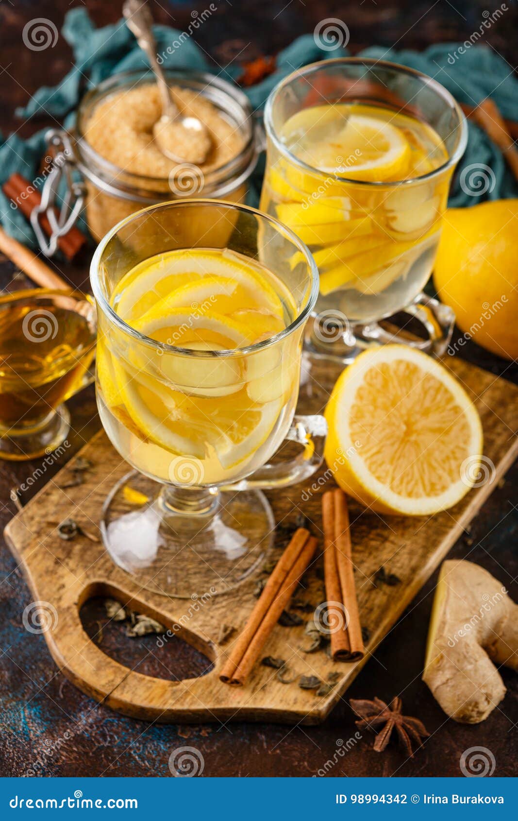 Schale Ingwertee Mit Honig Und Zitrone Stockfoto - Bild von leben ...