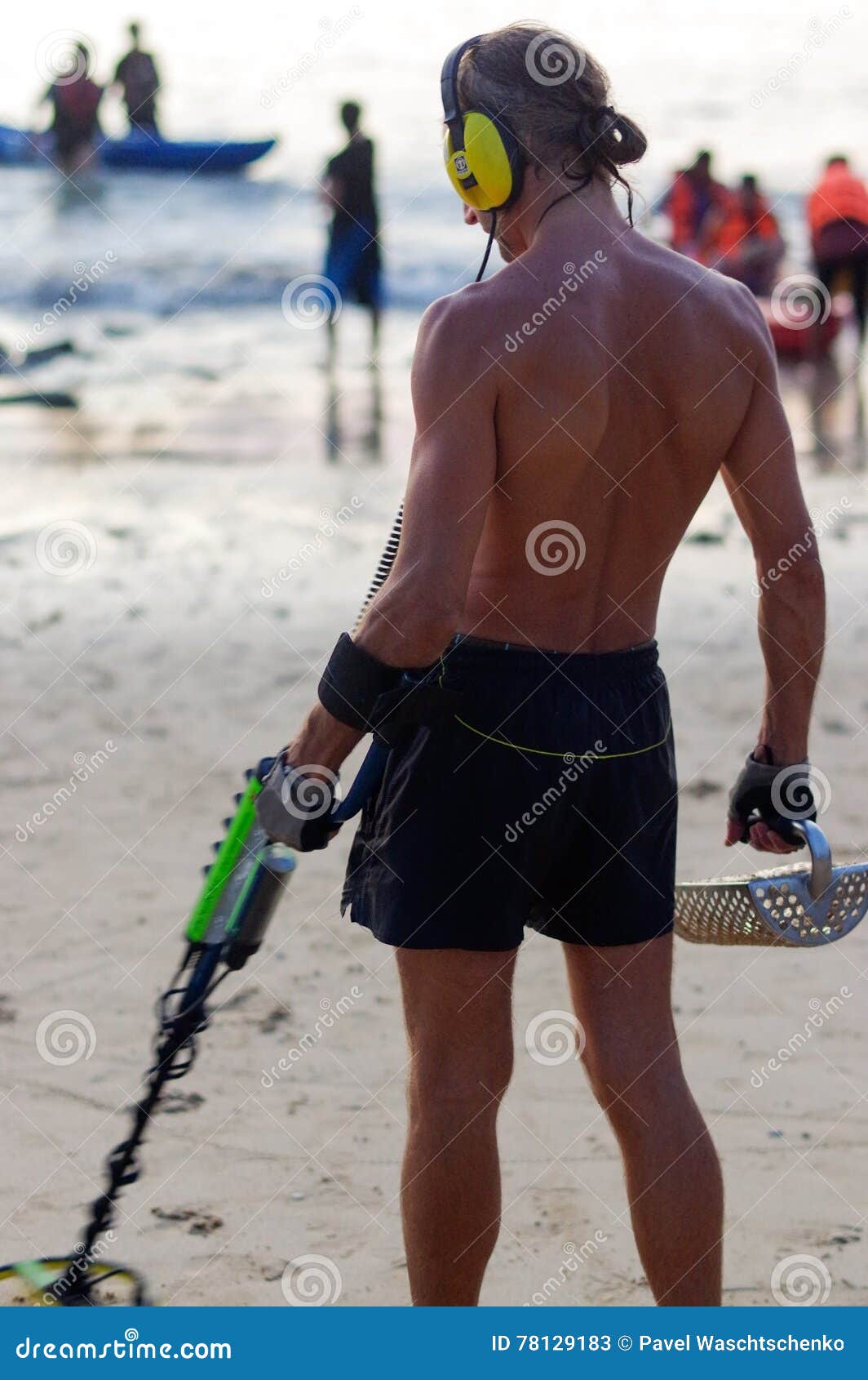 Schatjager Met Metaaldetector Op Het Strand Stock Afbeelding - Image of ...