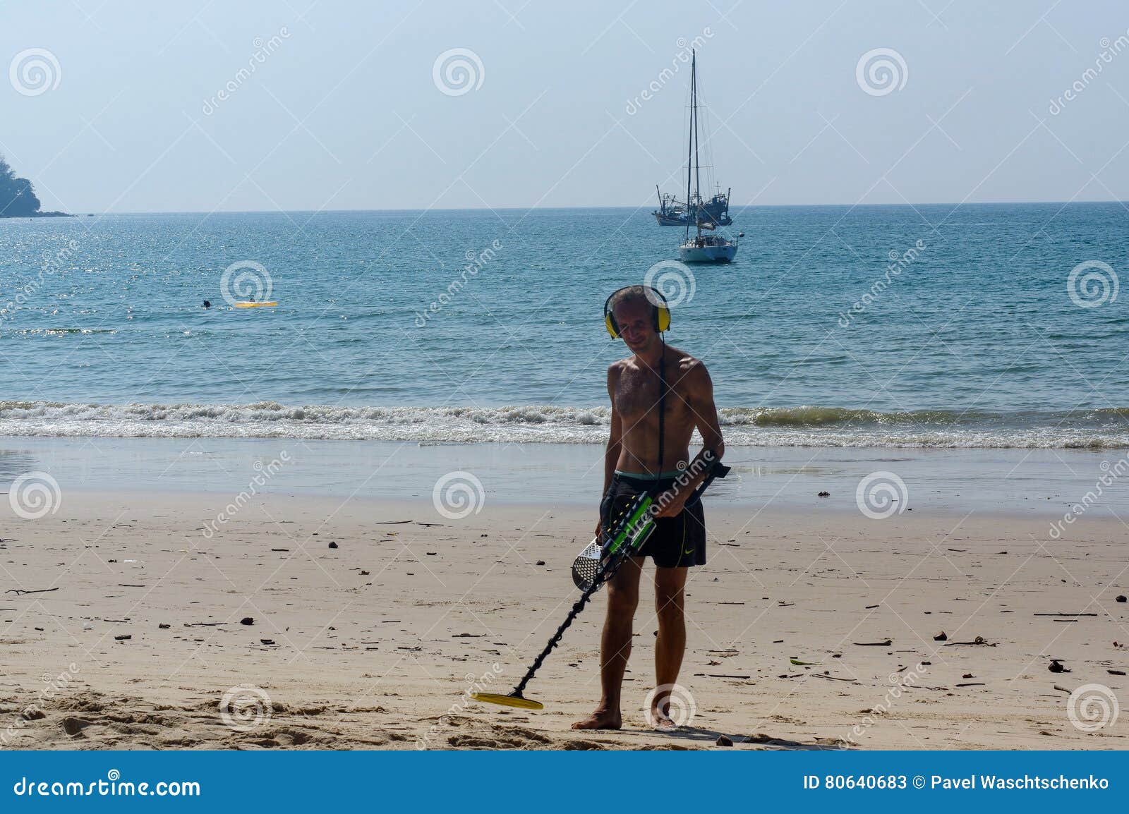 Schatjager Met Metaaldetector Op Het Strand Stock Afbeelding - Image of ...