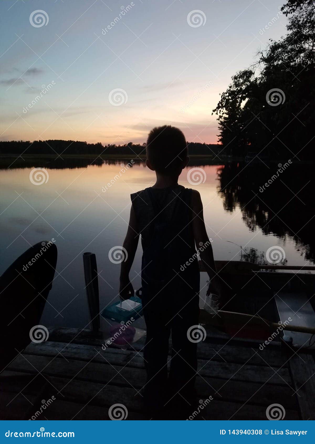 Schatten eines Kindes stockfoto. Bild von schatten, kind - 143940308