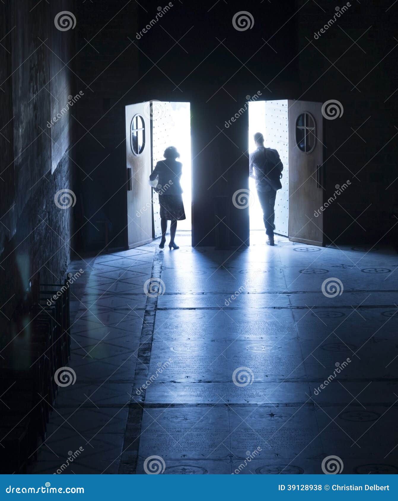 Schattenbilder, Die Durch Eingang Gehen Stockfoto - Bild von schatten ...