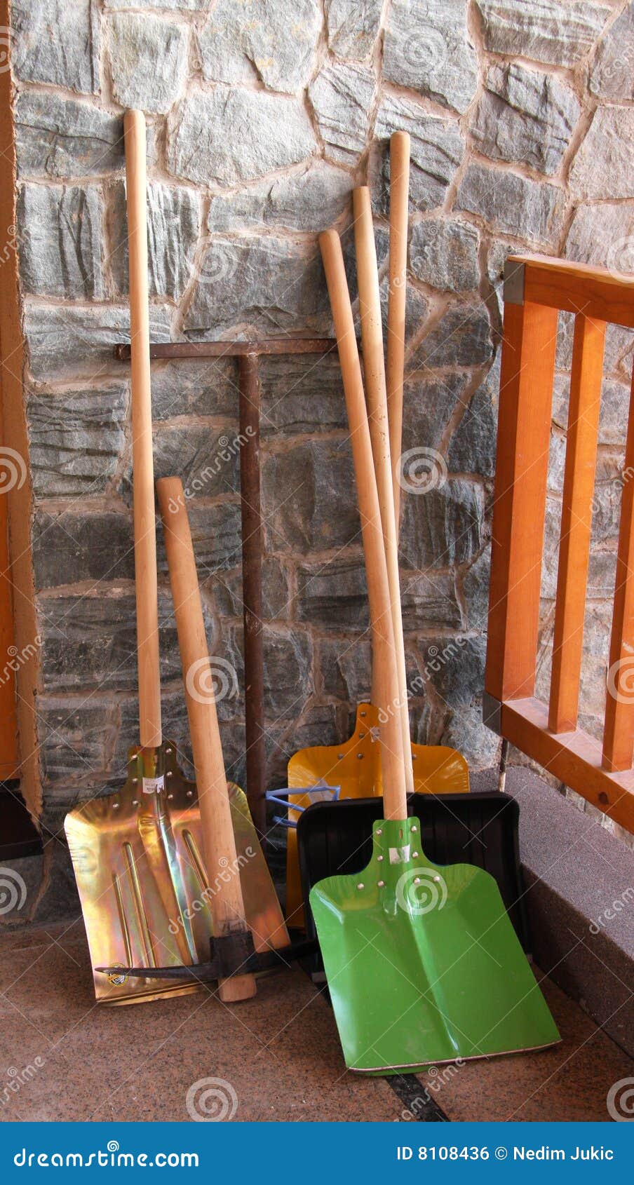Schaufeln stockfoto. Bild von hölzern, graben, schaufel - 8108436