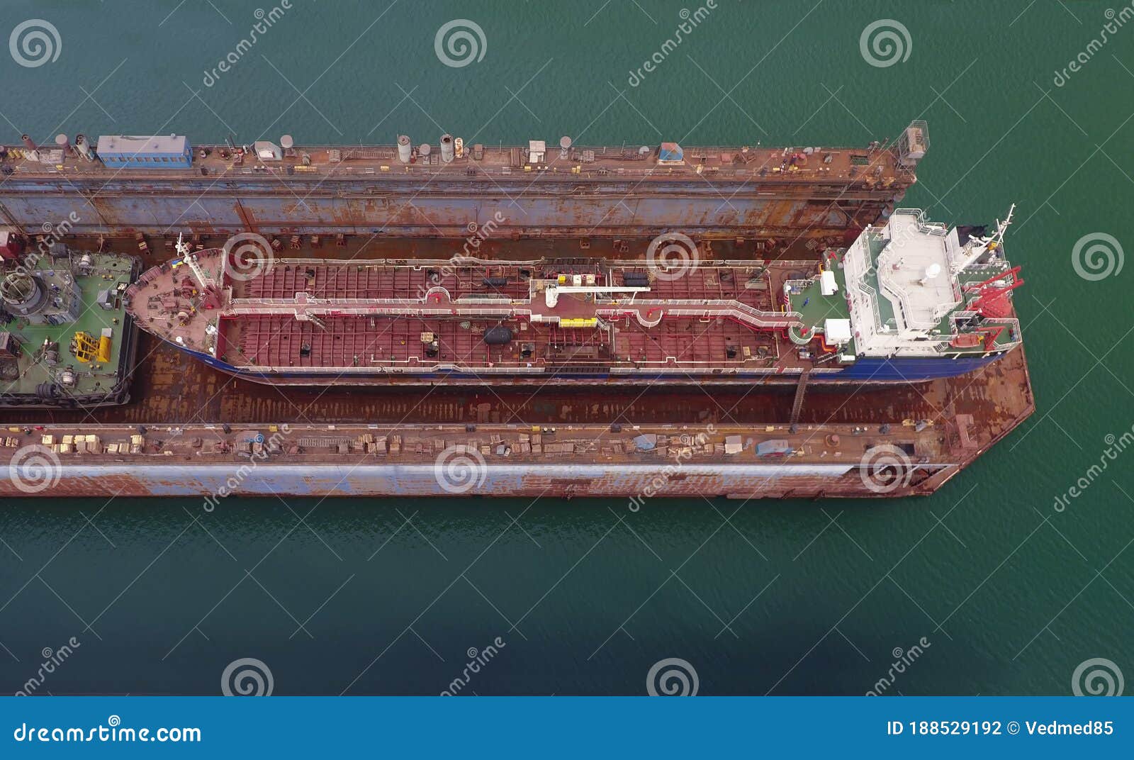 Scheepsreparatieschepen Scheepsromp Op Scheepswerf Stock Foto - Image ...