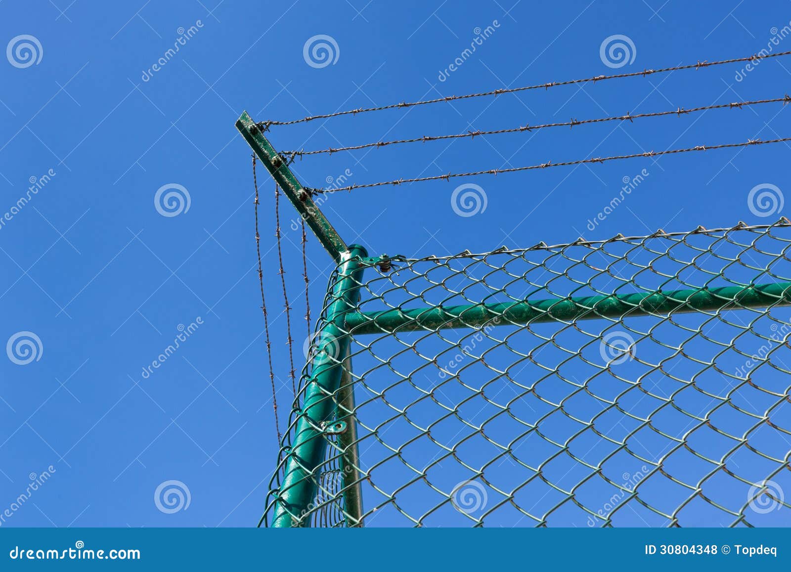 Scheermes En Prikkeldraadomheining Stock Foto - Image of ontruim ...