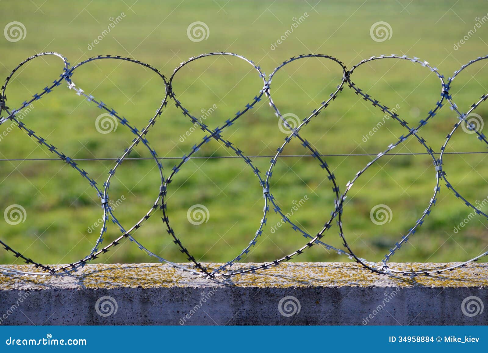 Scheermesdraad Met Weerhaken Stock Foto - Image of scherp, metaal: 34958884