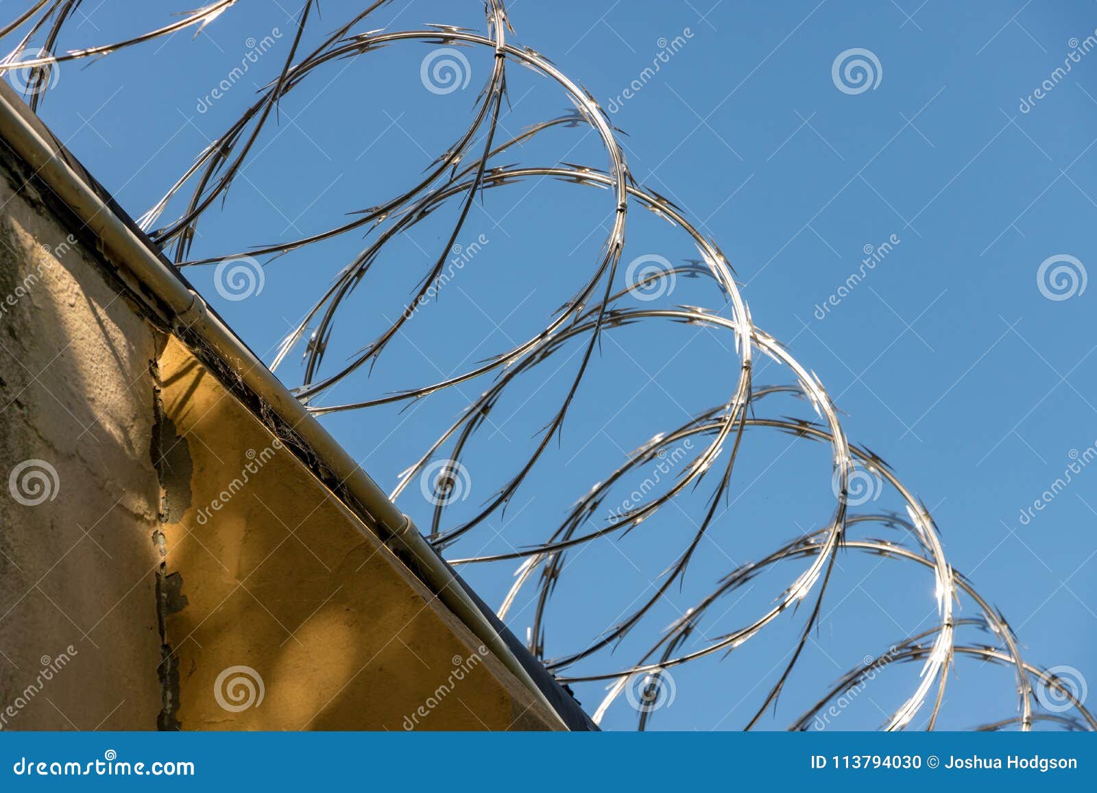 Scheermesdraad Op Gevangenismuur Stock Foto - Image of straf, wettelijk ...