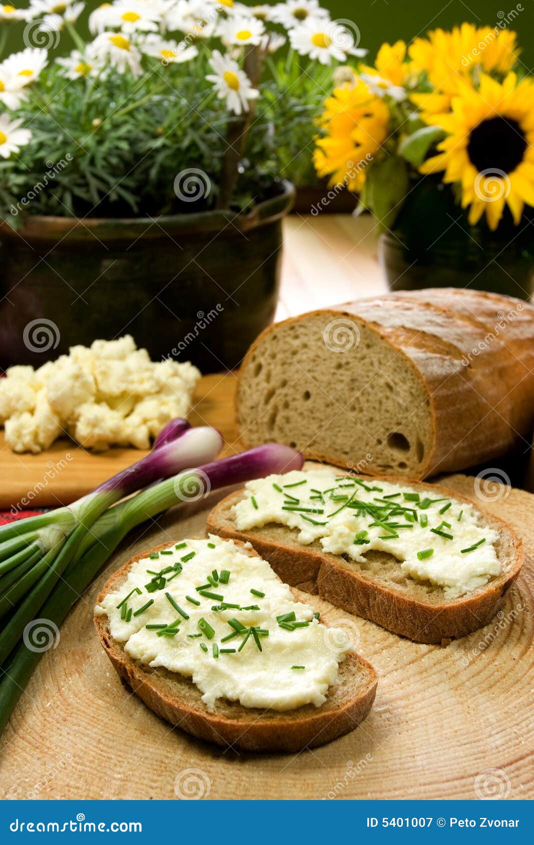 Scheibe Brot Ausgebreitet Mit Schafkäse Stockbild - Bild von grün ...