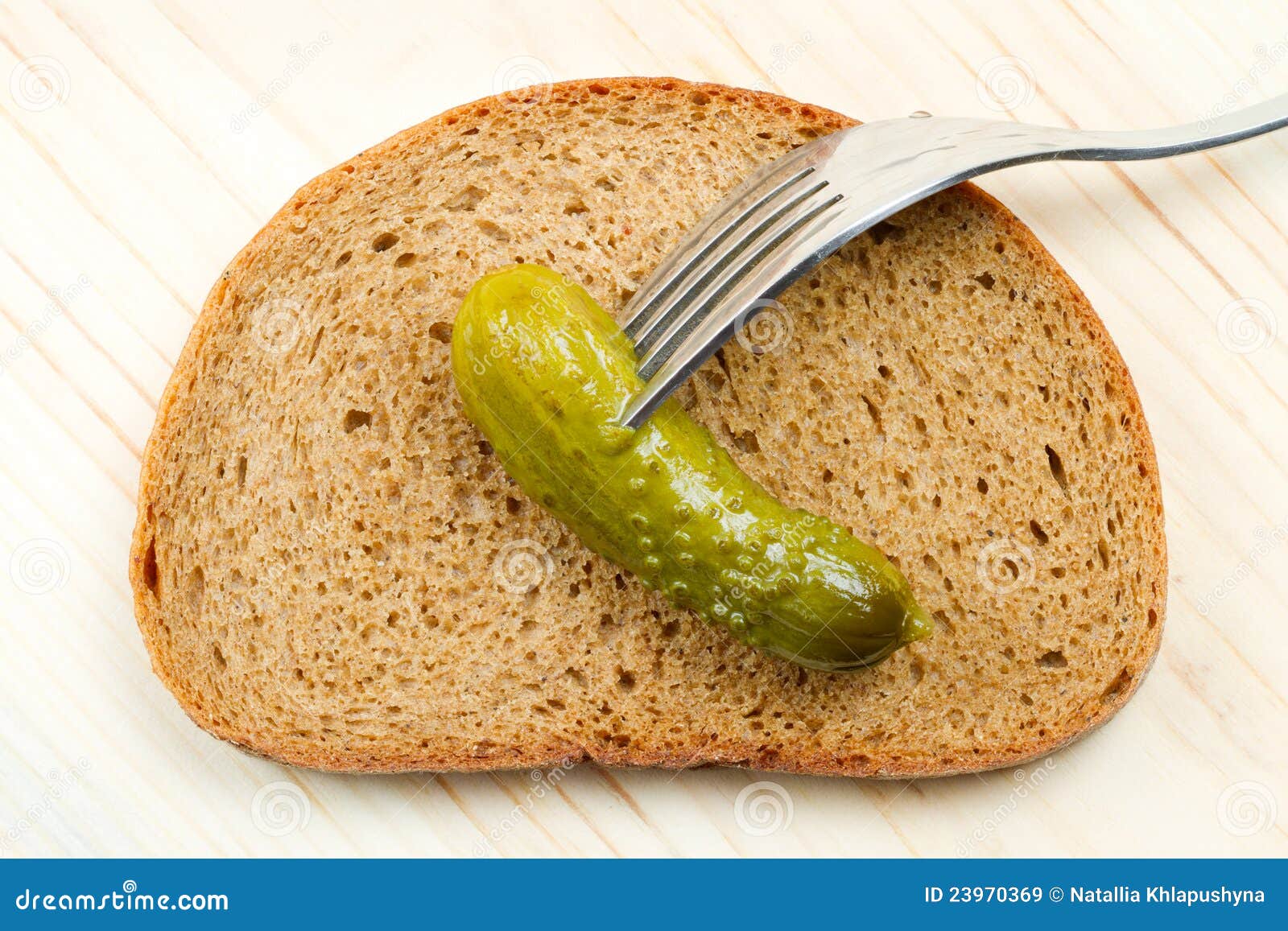 Scheibe Brot, Gurke Auf Einer Gabel Stockbild - Bild von kalorie ...