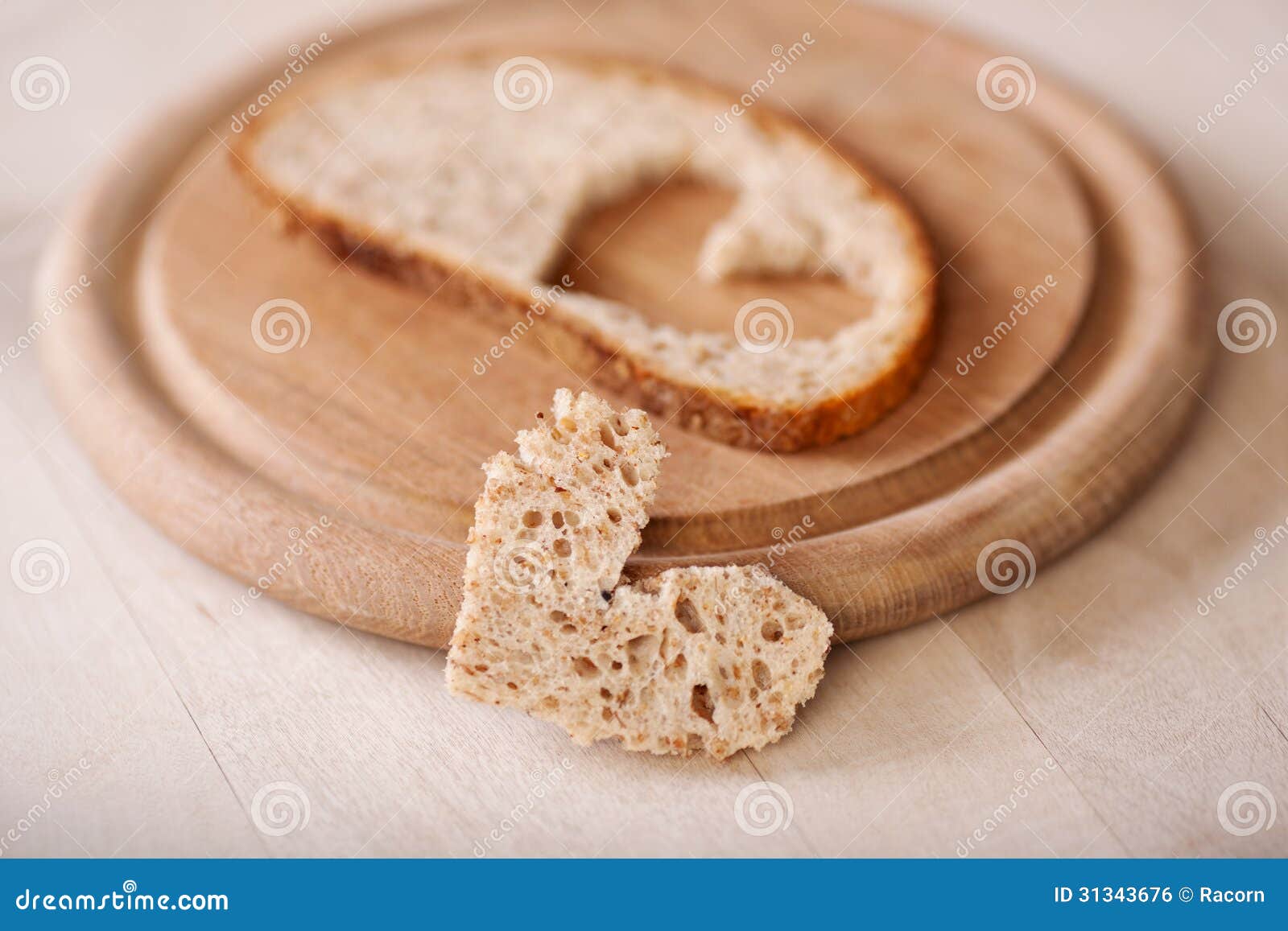 Scheibe Brot Mit Einem Herzen Herausgeschnitten Stockfoto - Bild von ...