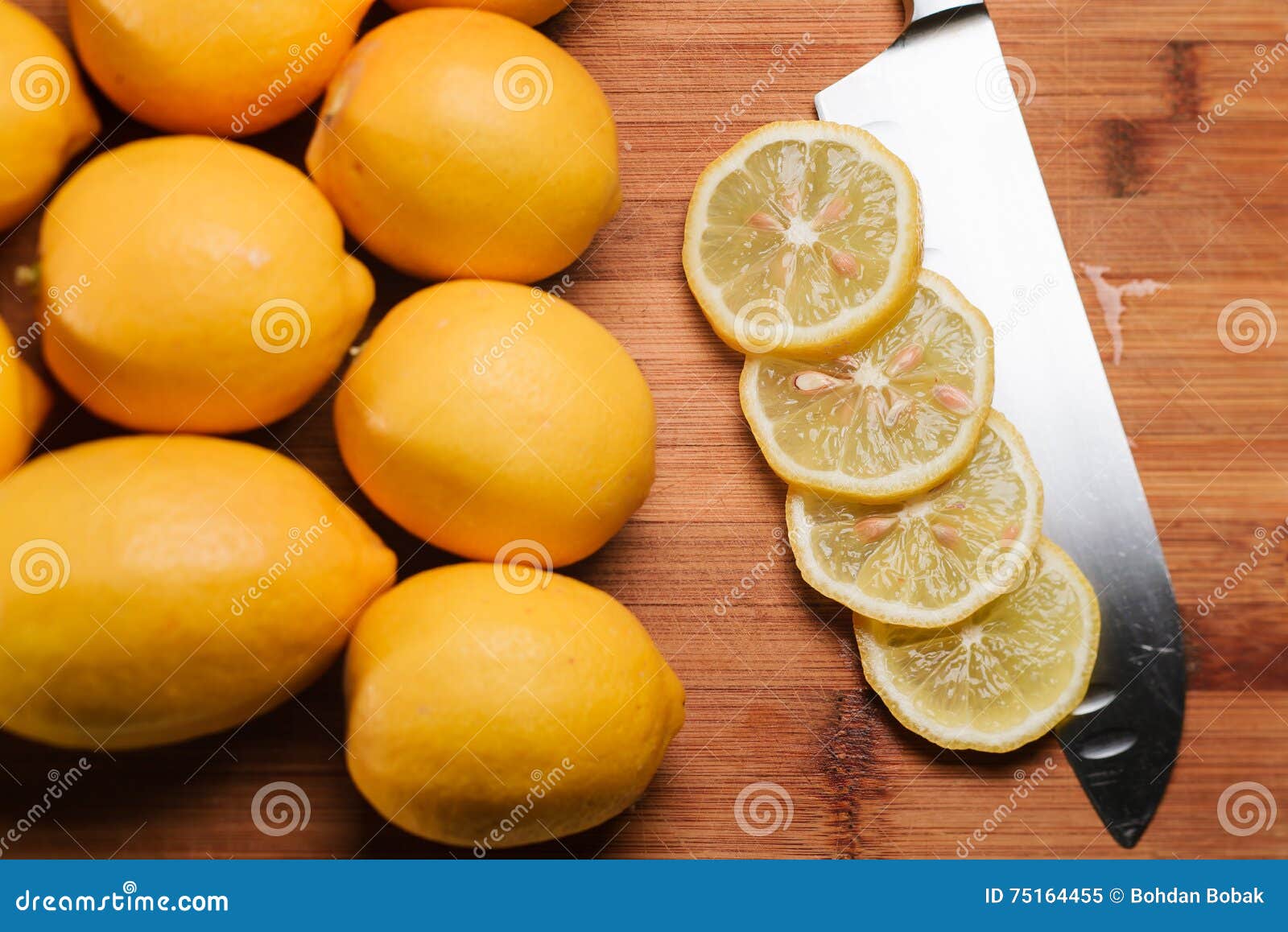 Scheiben Der Zitrone Auf Einem Messer Getrennt Stockbild - Bild von ...