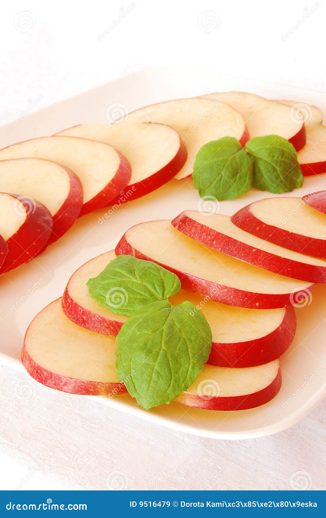 Scheiben des Apfels stockbild. Bild von apfel, minze, schnitt - 9516479