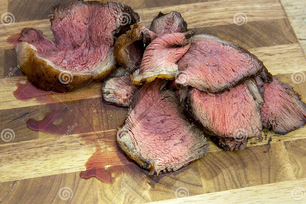 Scheiben Von Fleisch Picanha Auf Hackendem Brett Stockfoto - Bild von ...