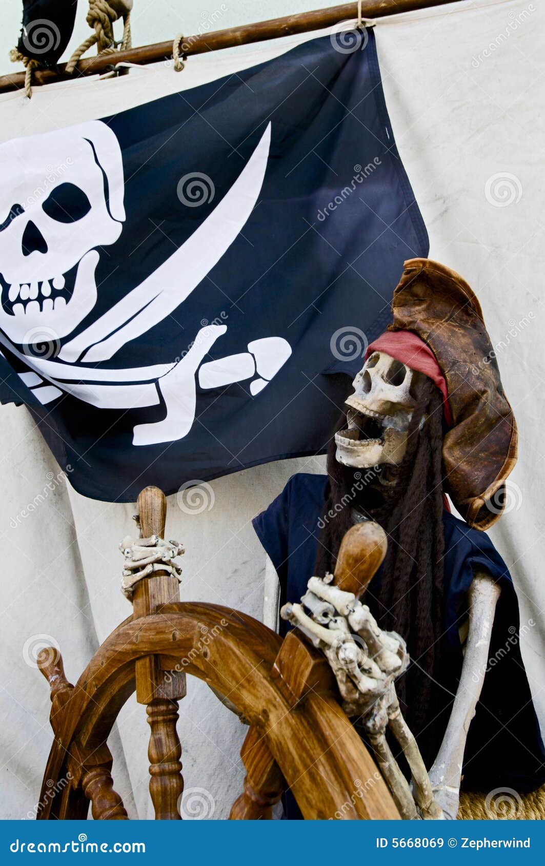 Scheletro del pirata immagine stock. Immagine di vela - 5668069