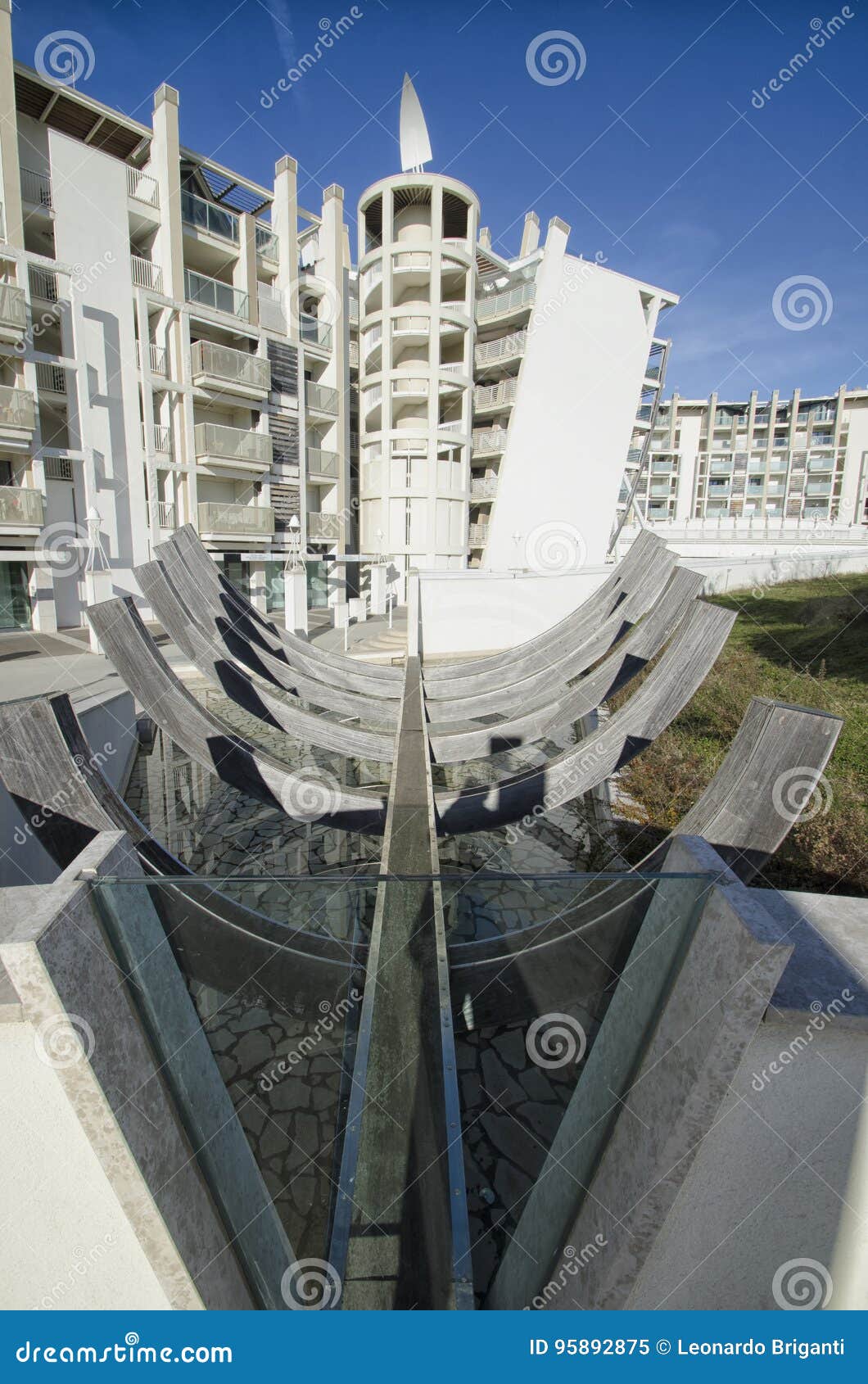 Scheletro Stilizzato Della Nave in Un Parco Immagine Stock - Immagine ...